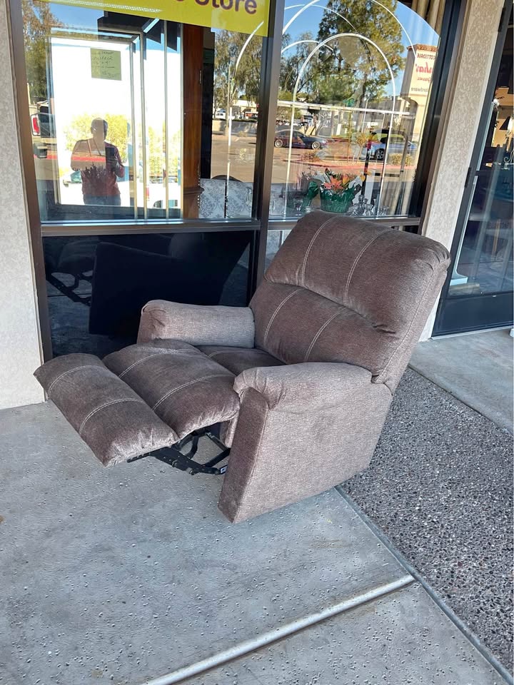 Comfortable Ashley Recliner - Got Legs Furniture & Décor